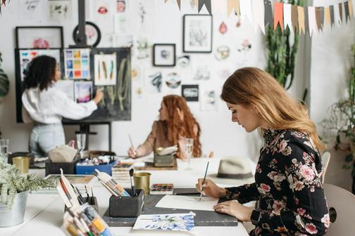 What Group Art Therapy Is and How It Works